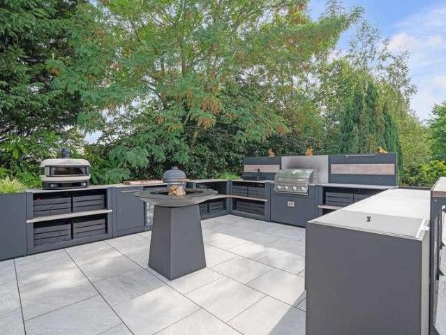 5 bed house for sale