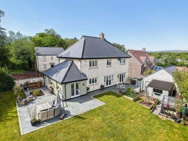 5 bed house for sale