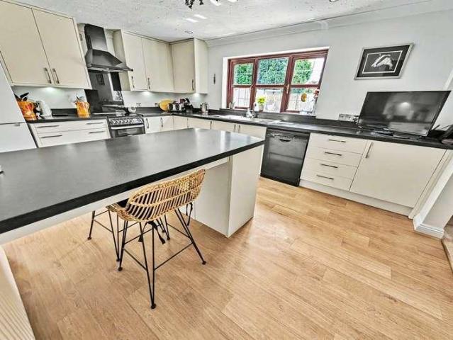 5 bed house for sale