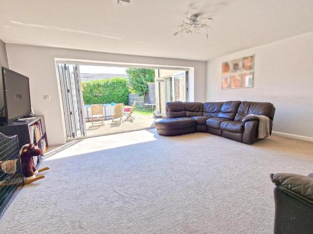 5 bed house for sale
