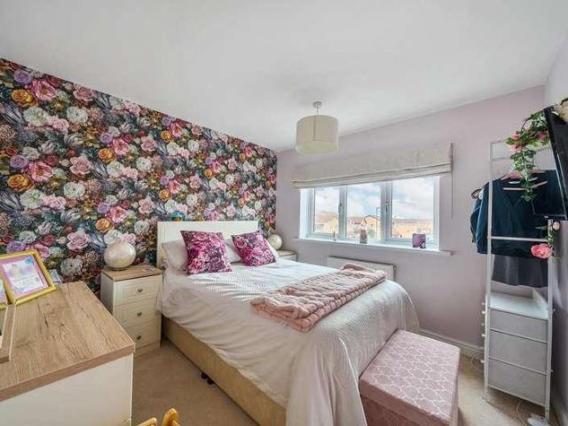 5 bed house for sale