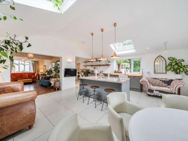 5 bed house for sale
