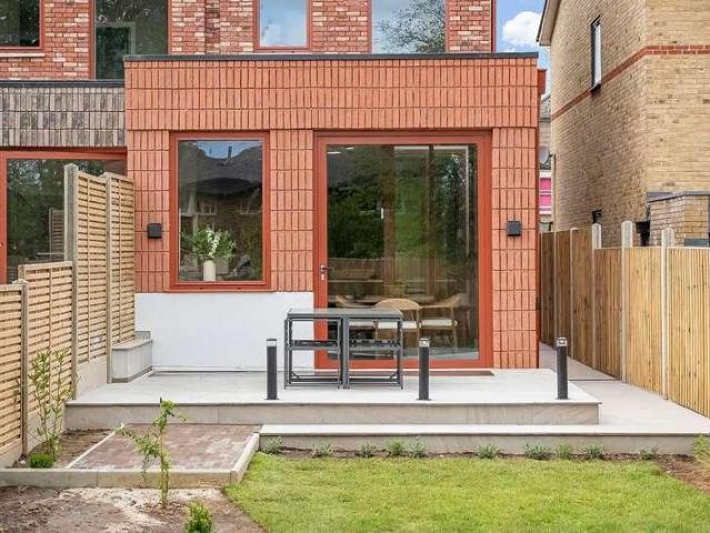 5 bed house for sale