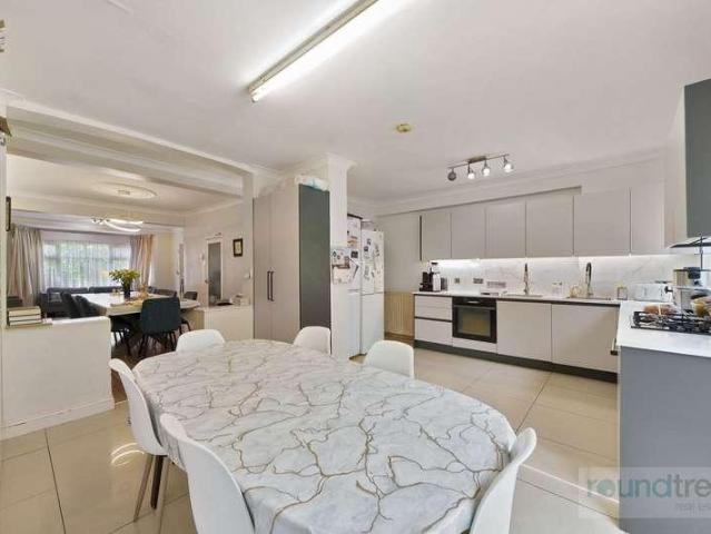 5 bed house for sale