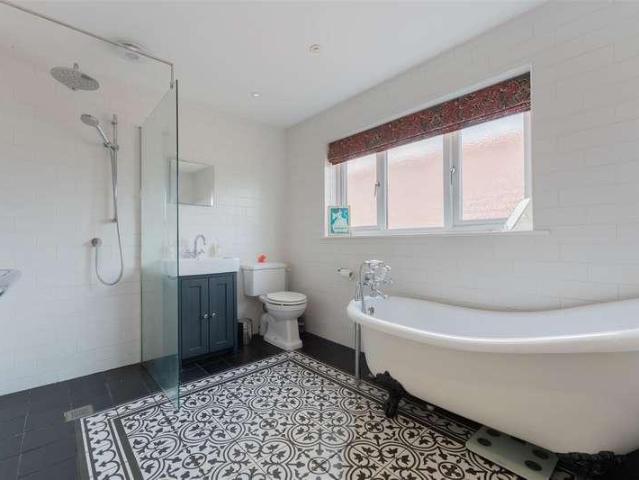 5 bed house for sale