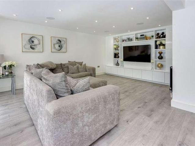 5 bed house for sale