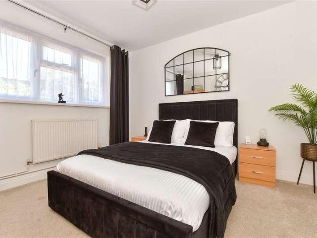 5 bed house for sale