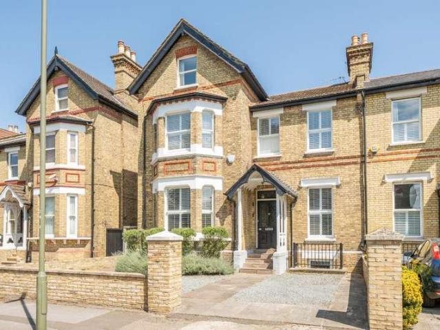 5 bed house for sale