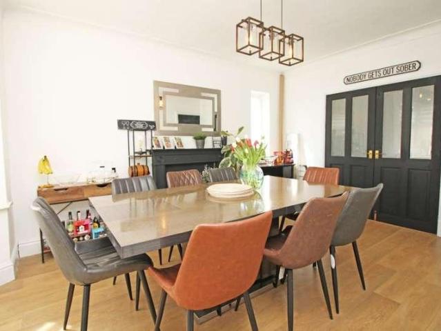 5 bed house for sale
