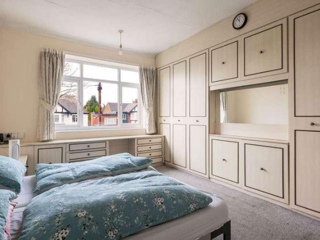 5 bed house for sale