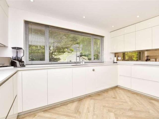 5 bed house for sale