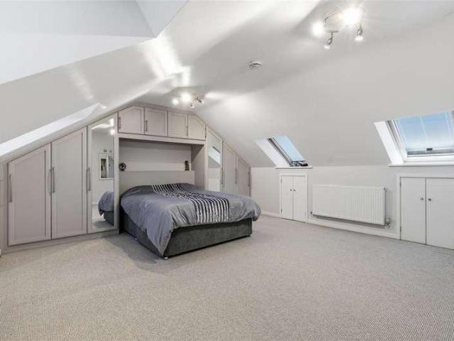 5 bed house for sale