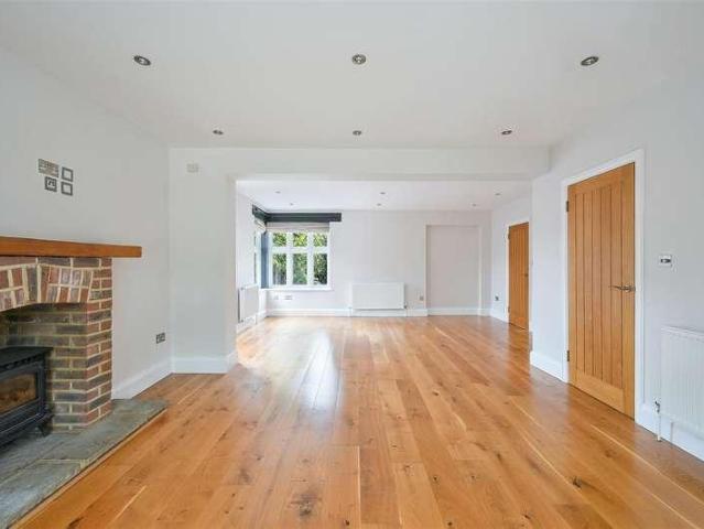 5 bed house for sale
