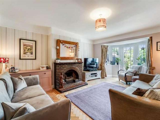 5 bed house for sale