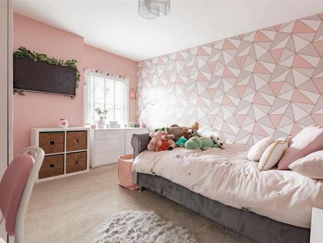 5 bed house for sale