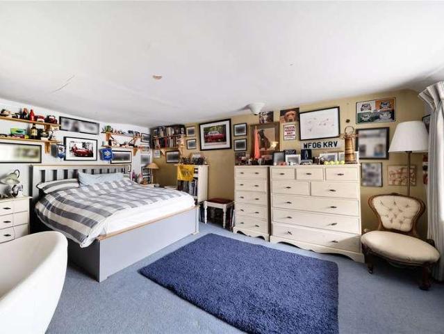 5 bed house for sale
