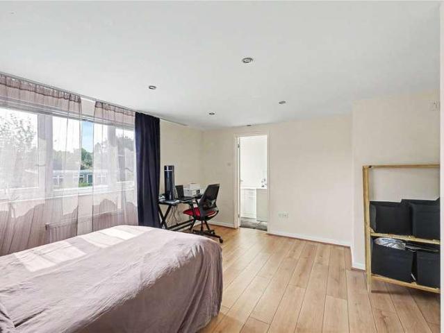 5 bed house for sale