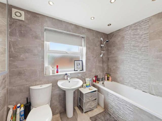 5 bed house for sale