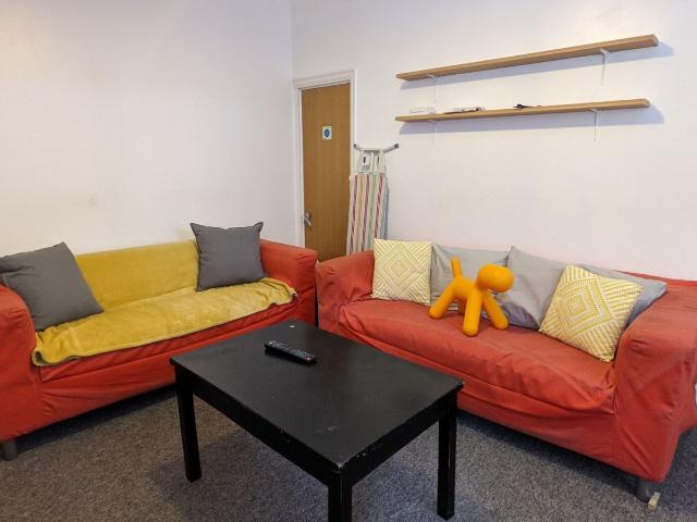 5 Bed House For Rent at Dashwood Avenue, High Wycombe, HP12, United_kingdom