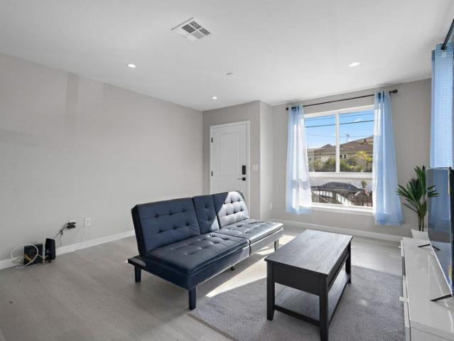 5 bed in Boyle Heights on a flexible lease