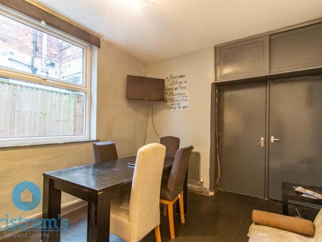 5 bed Mid Terraced House for Rent
