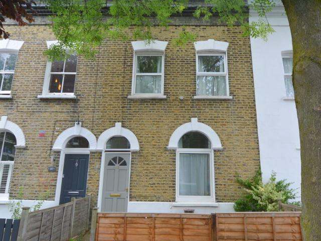 5 Bed Mid Terraced House To Rent in London