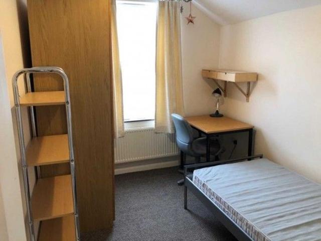 5 Bed Pitcroft Avenue, Reading