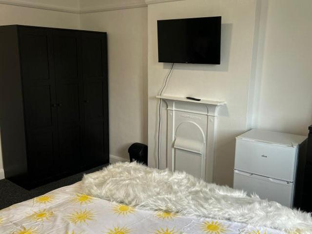 5 Bed Property to Let | CR4|