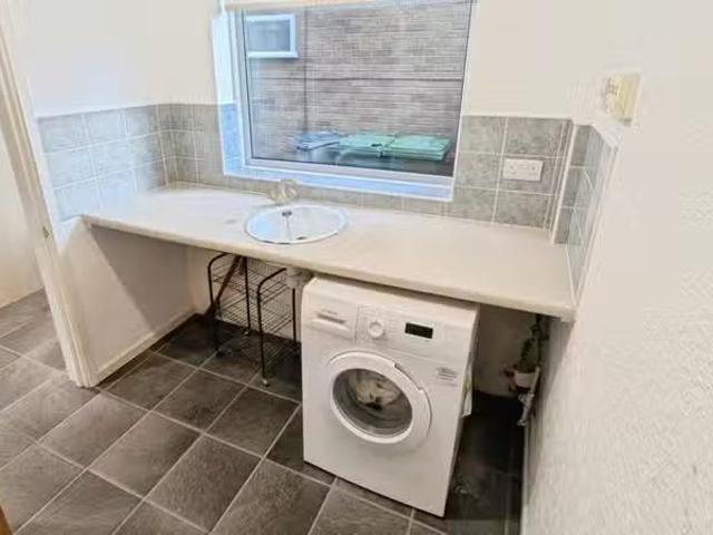 5 bed property to rent in White House Way, B91, Solihull