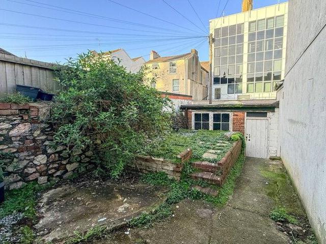 5 bed property for sale