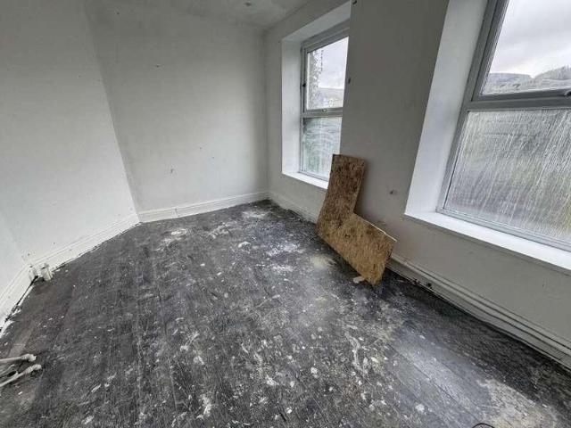 5 bed property for sale