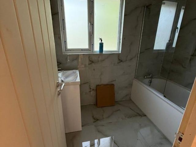 5 Bed Semi Detached House, Monks Way, RG30