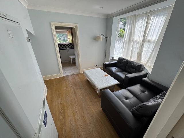 5 Bed Semi Detached House, Newcombe Road, SO15