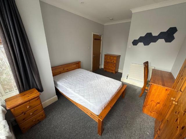 5 Bed Semi Detached House, Newcombe Road, SO15