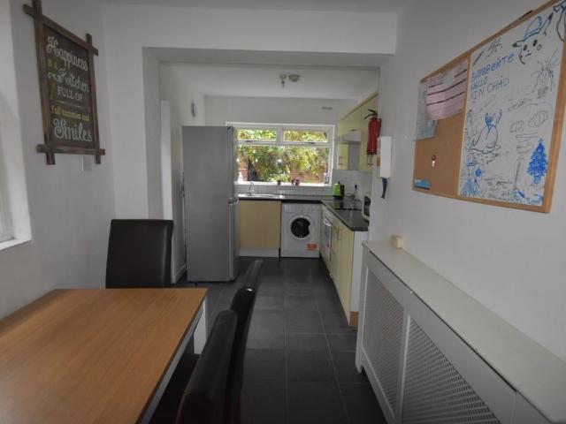 5 Bed Semi Detached House, Burgess Road, SO16