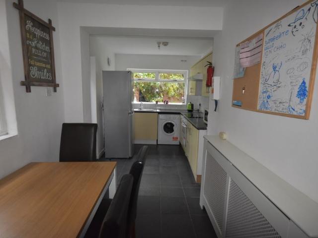 5 Bed Semi Detached House, Burgess Road, SO16