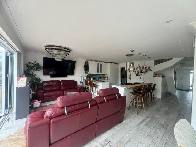 5 Bed Semi Detached House, Derwent Gardens, HA9