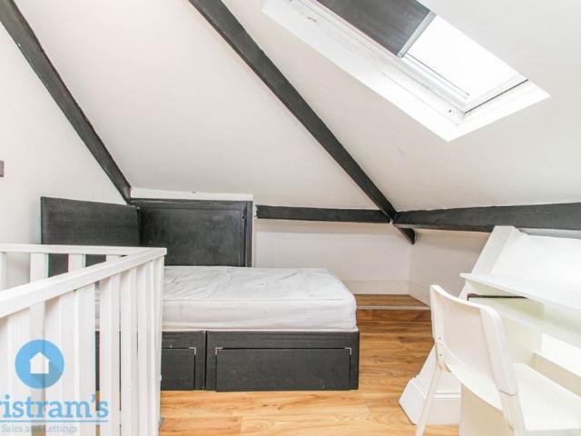 5 bed Semi Detached House for Rent