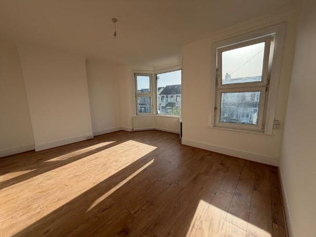5 Bed Semi Detached House, Kingswood Road, IG3