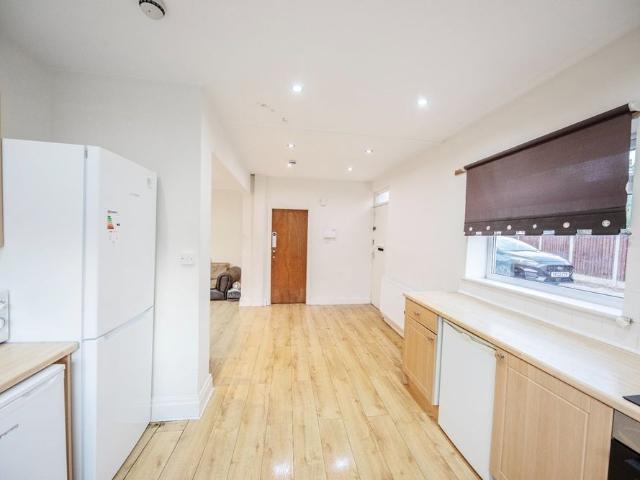 5 Bed Semi Detached House, Laurel Bank Court, LS6