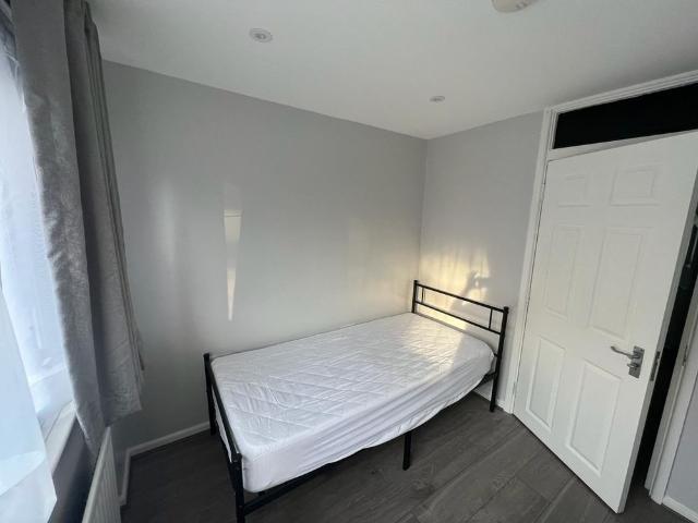 5 Bed Semi Detached House, Pomfret Avenue, LU2