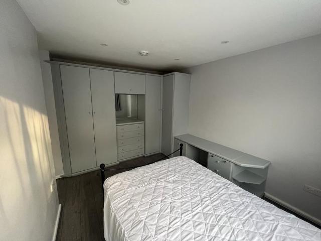 5 Bed Semi Detached House, Pomfret Avenue, LU2