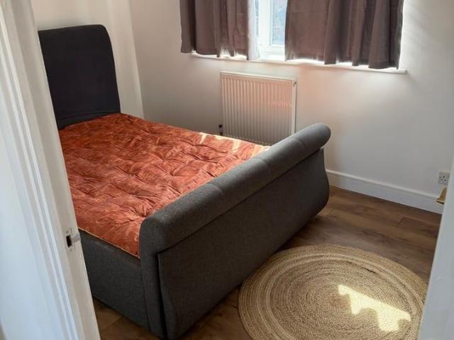 5 Bed Semi Detached House, Rudyard Close, LU4