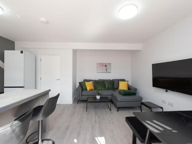 5 Bed Semi Detached House, St Heliers Avenue, TW3