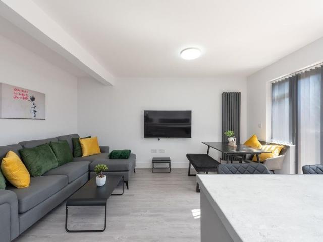5 Bed Semi Detached House, St Heliers Avenue, TW3