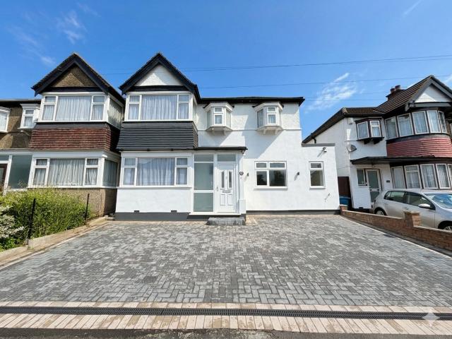5 bed Semi Detached House To Let