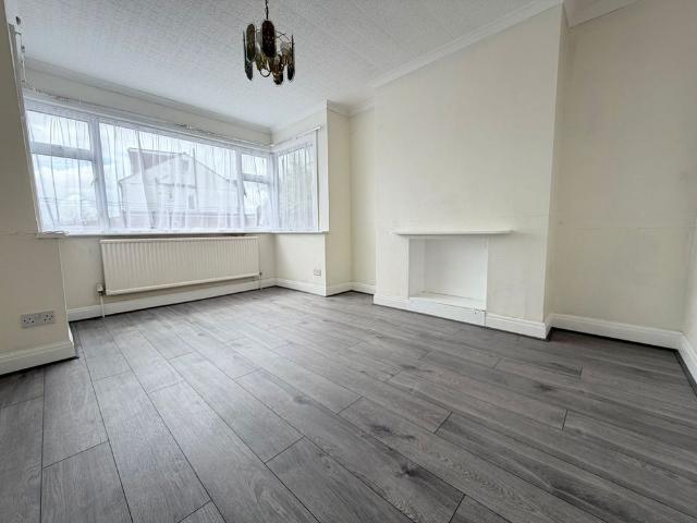5 bed Semi Detached House To Let