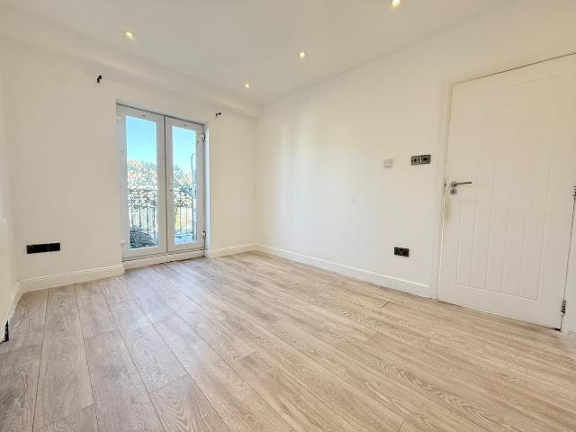5 bed Semi Detached House To Let
