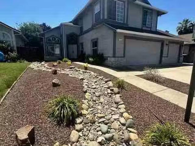 5 Bedroom 3 Bathroom House In Roseville With Great Amenities.