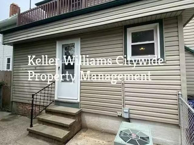 5 bedroom 2 1/2 bath single family home rental in Lakewood 13.